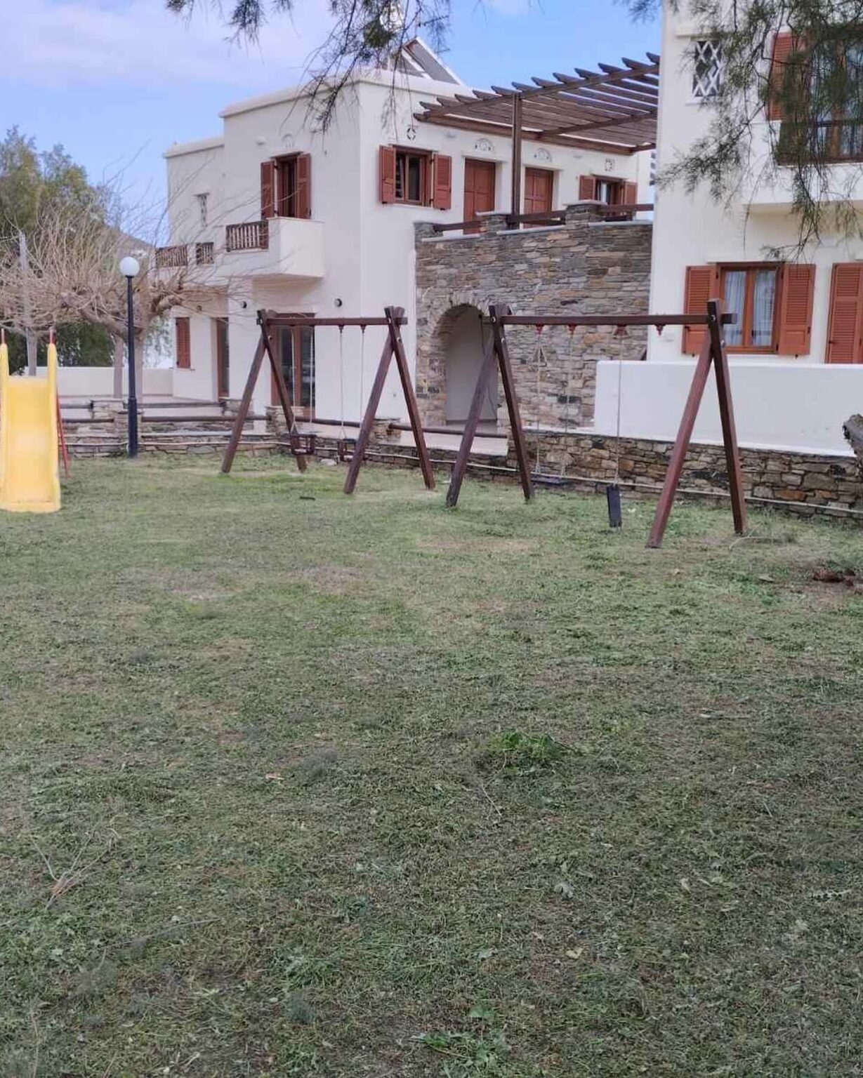 Τηνος/ Καθαρισμός σε γήπεδο και παιδική χαρά της Αγίας Βαρβαρας