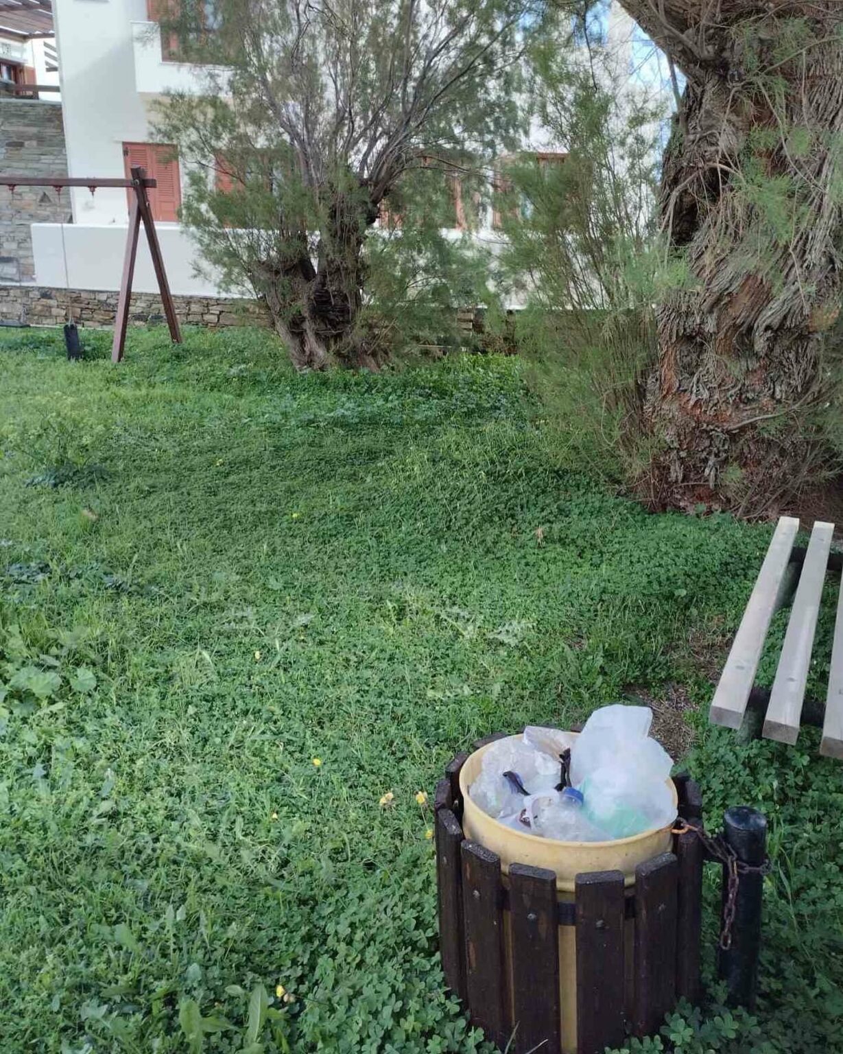 Τηνος/ Καθαρισμός σε γήπεδο και παιδική χαρά της Αγίας Βαρβαρας